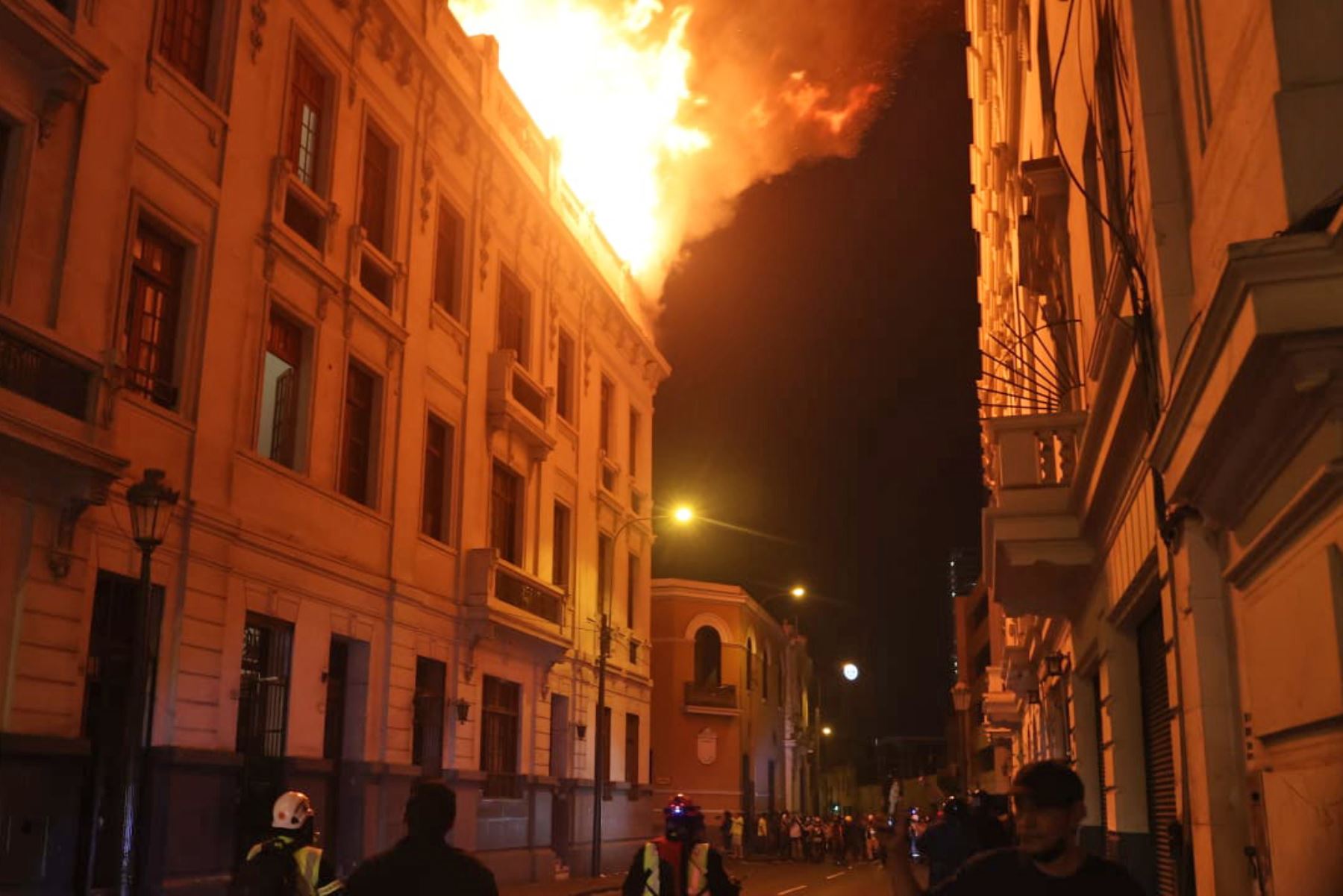 Centro de Lima: Se registra incendio en edificio cerca a la Plaza San ...
