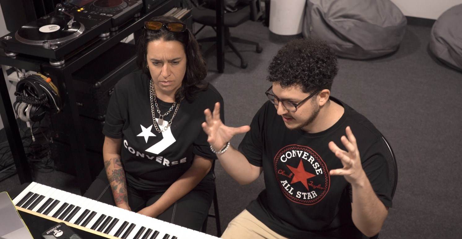 Converse se une a los artistas Shushupe & Tuto para producir “Tiembla ...