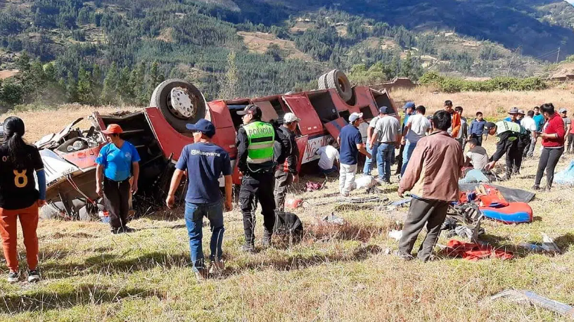 Bus lleno de pasajeros cae a abismo en Huancavelica y deja 25 muertos ...