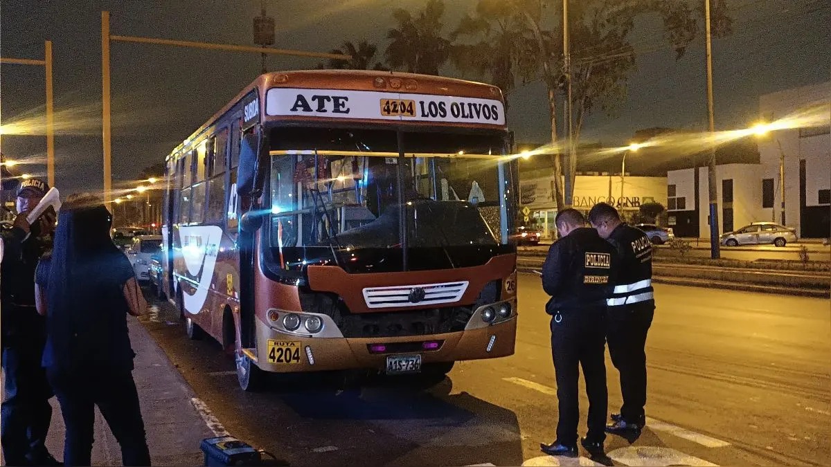 Abalean bus lleno de pasajeros en Los Olivos y dejan herido al chofer ...