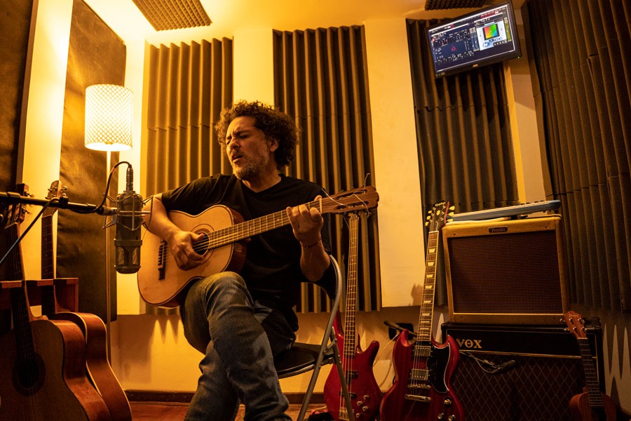 Jorge "Awelo" Miranda, la actriz Masha Chávarri y el artista Guillermo ...