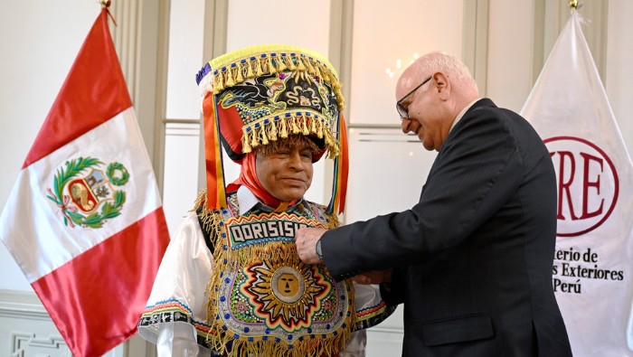 Cancillería distingue al maestro Rómulo Huamaní por preservar la Danza ...
